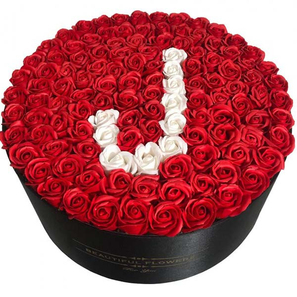 Aranjament floral personalizat cu litera, cutie rotunda neagra cu 125 trandafiri de sapun, J