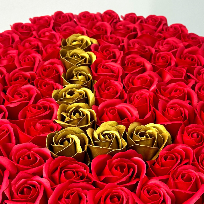 Aranjament floral personalizat cu litera L, in cutie rotunda aurie cu 55 trandafiri de sapun