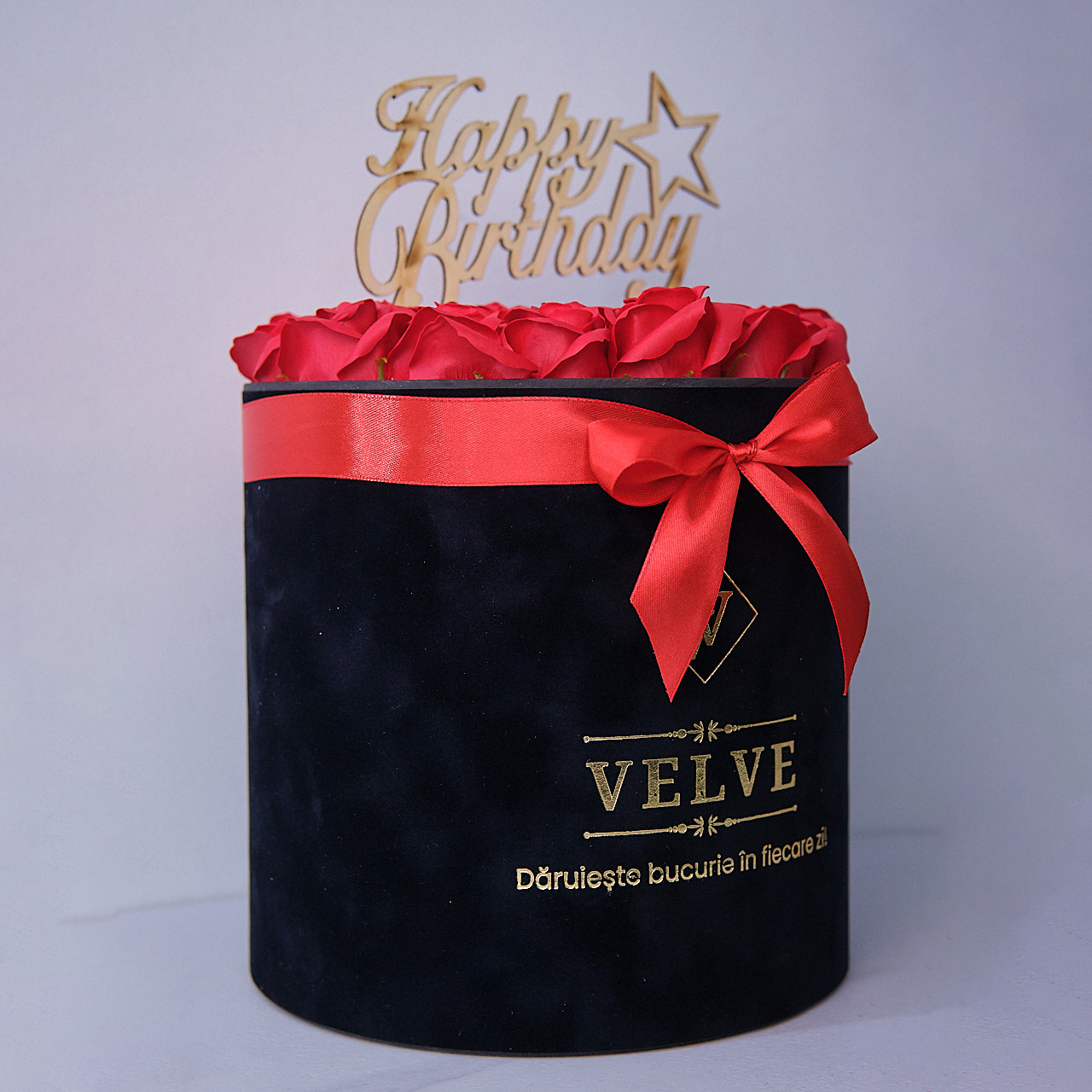 Aranjament floral in cutie rotunda neagra, cu 25 trandafiri rosii din sapun si mesaj "Happy ...