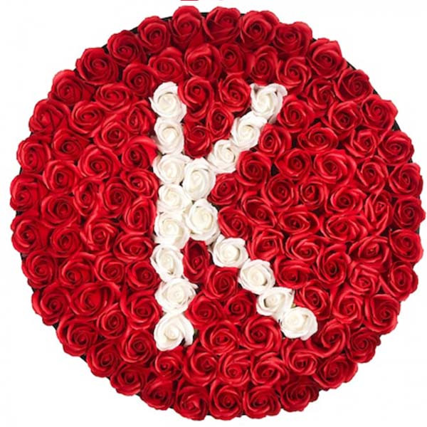 Aranjament floral personalizat cu litera, cutie rotunda neagra cu 125 ...