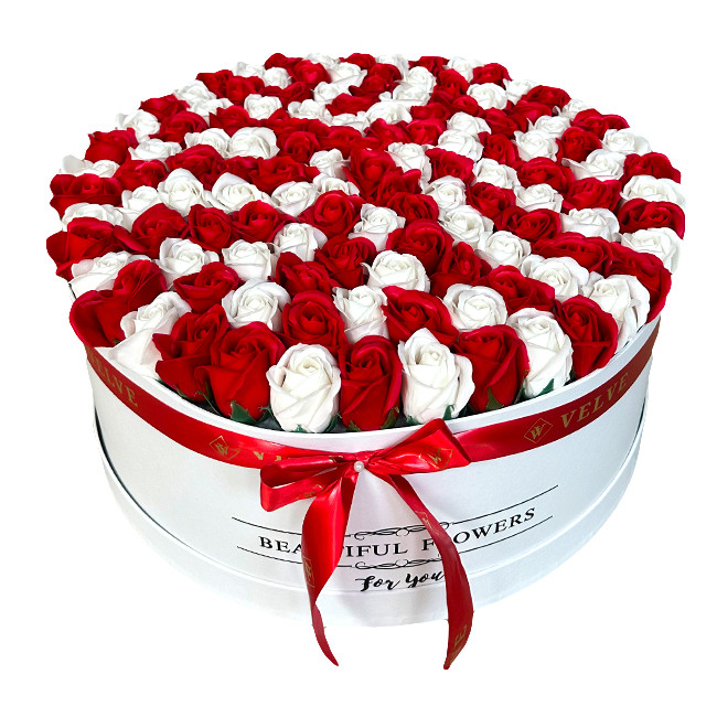 Aranjament floral cutie rotunda cu 85 trandafiri de sapun