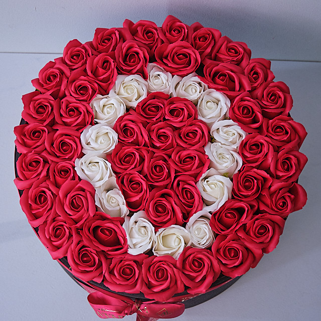 Aranjament Floral Etern personalizat cu litera O, in cutie rotunda ...