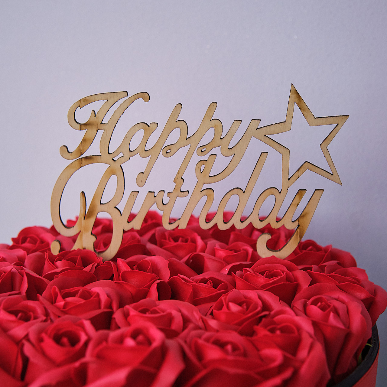 Aranjament floral in cutie rotunda neagra, cu 25 trandafiri rosii din sapun si mesaj "Happy ...