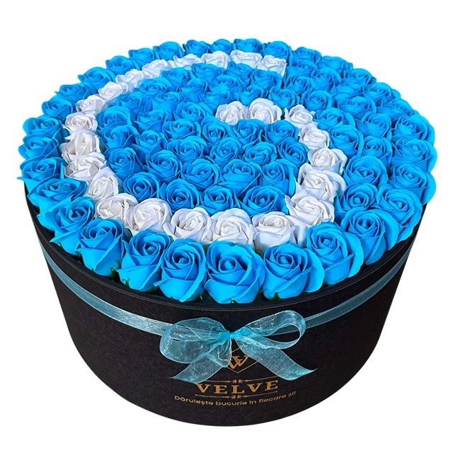 Aranjament floral personalizat cu litera, cutie rotunda neagra cu 151 ...