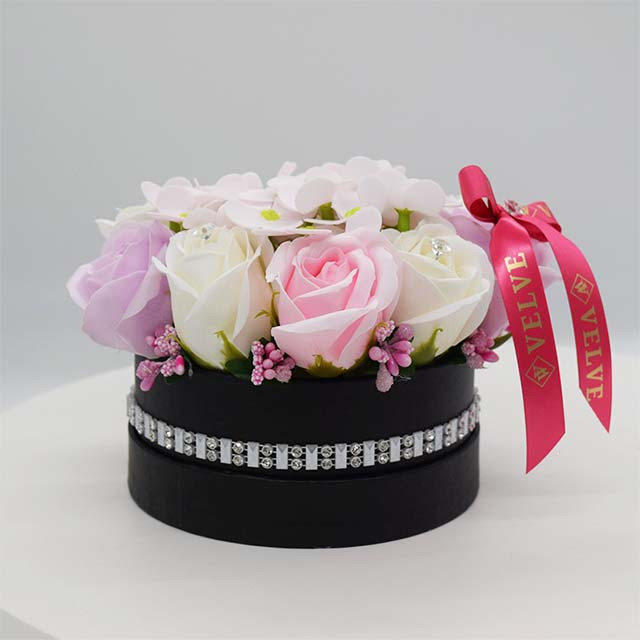 Aranjament floral Sisens, in cutie neagra cu strasuri, trandafiri si hortensii din sapun, Alb-Roz