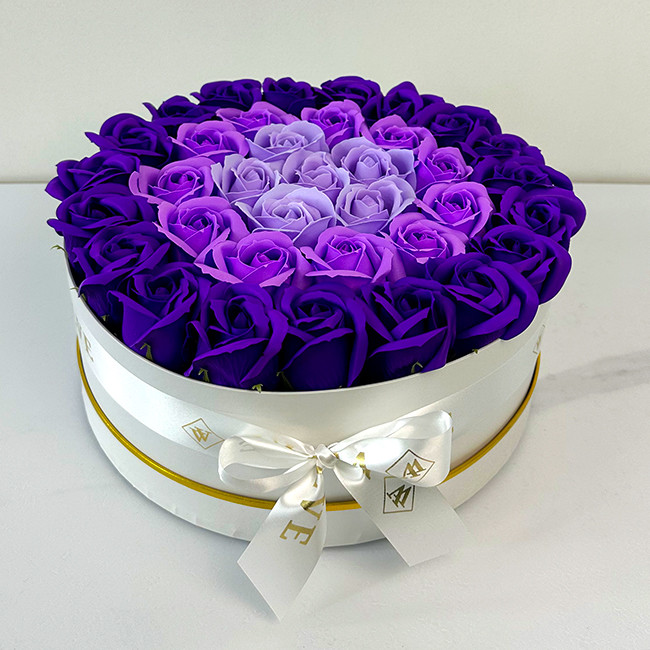 Aranjament floral Colors, in cutie rotunda alba cu 35 trandafiri de sapun, Mov