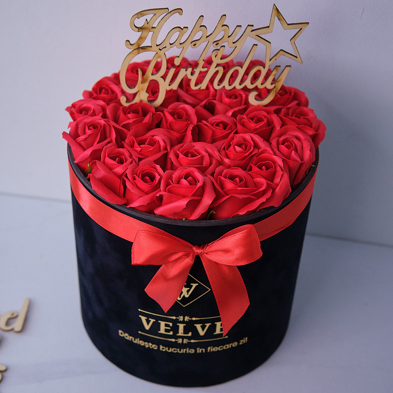 Aranjament floral in cutie rotunda neagra, cu 25 trandafiri rosii din sapun si mesaj "Happy ...