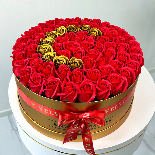 Aranjament floral personalizat cu litera C, in cutie rotunda aurie cu 55 trandafiri de sapun