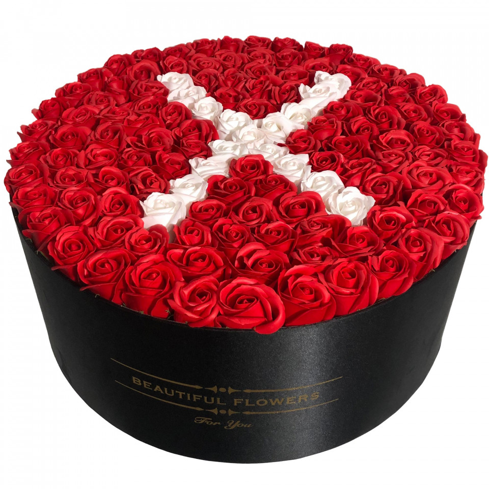Aranjament floral personalizat cu litera, cutie rotunda neagra cu 125 trandafiri de sapun, X