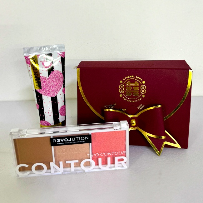 Pachet Secret,cu produse cosmetice, paleta machiaj Revolution si crema ...