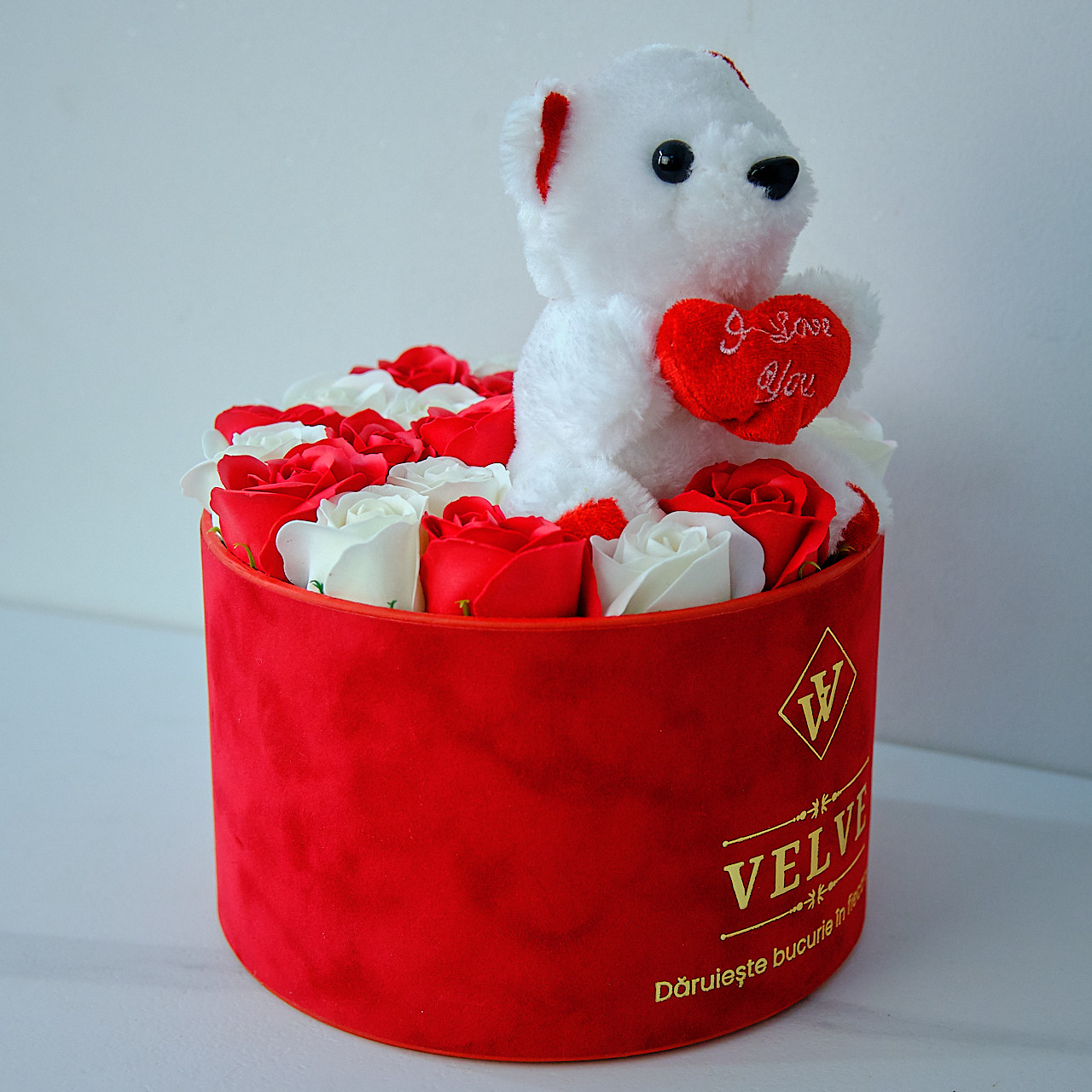 Aranjament floral cu trandafiri de sapun rosu - alb si ursulet cu mesaj de dragoste, in cutie ...