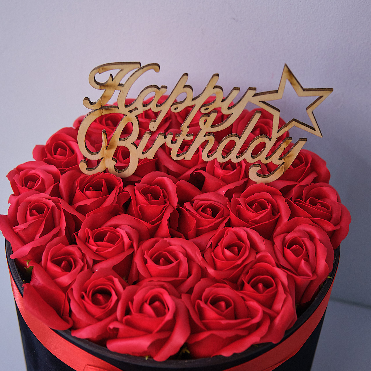 Aranjament floral in cutie rotunda neagra, cu 25 trandafiri rosii din sapun si mesaj "Happy ...
