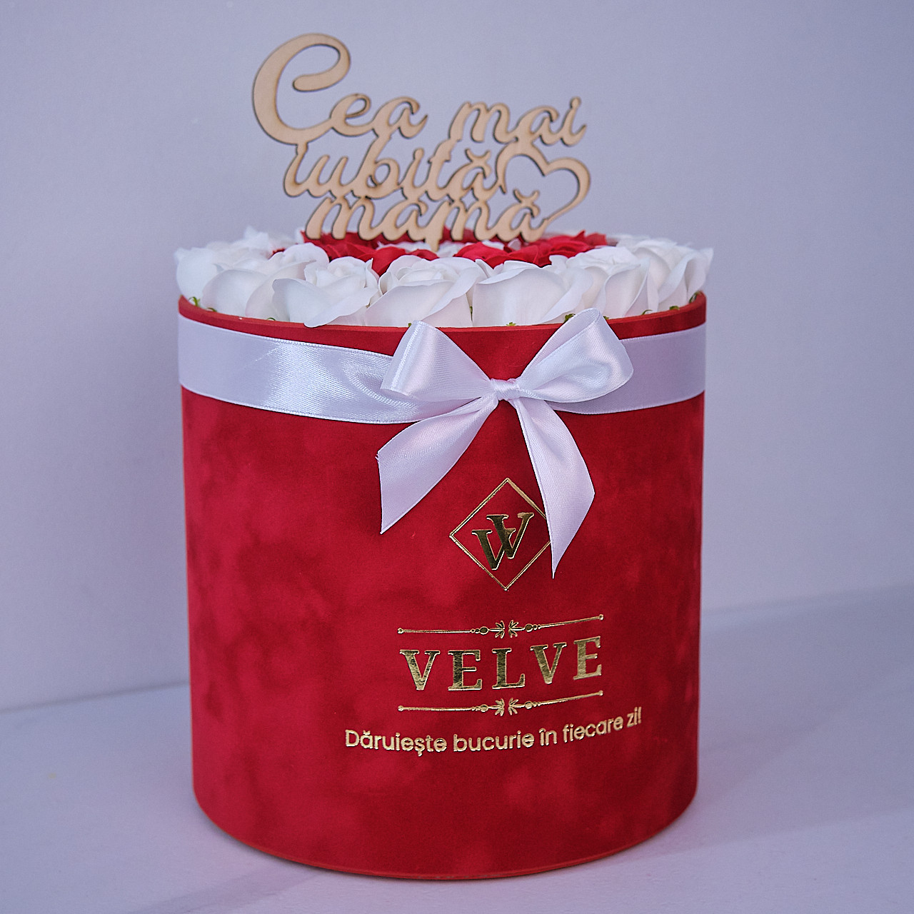 Aranjament floral in cutie rotunda rosie, cu 25 trandafiri albi/rosii din sapun si mesaj "Cea ...