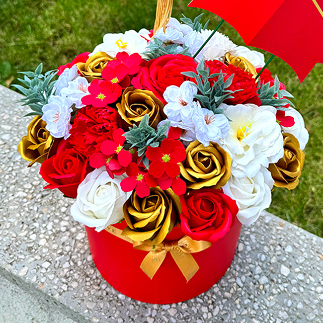 Aranjament floral pentru absolvire, in cutie rotunda cu trandafiri, flori de cires si plante ...