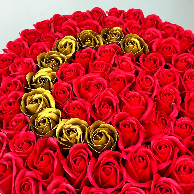 Aranjament floral personalizat cu litera C, in cutie rotunda aurie cu 55 trandafiri de sapun
