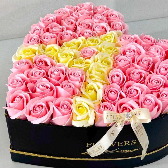 Aranjament floral personalizat cu litera, cutie inima neagra cu 49 ...