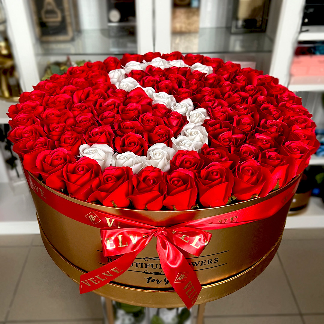 Aranjament mare floral, Letter Royal, cu 115 trandafiri de sapun, cu litera S, in cutie rotunda ...