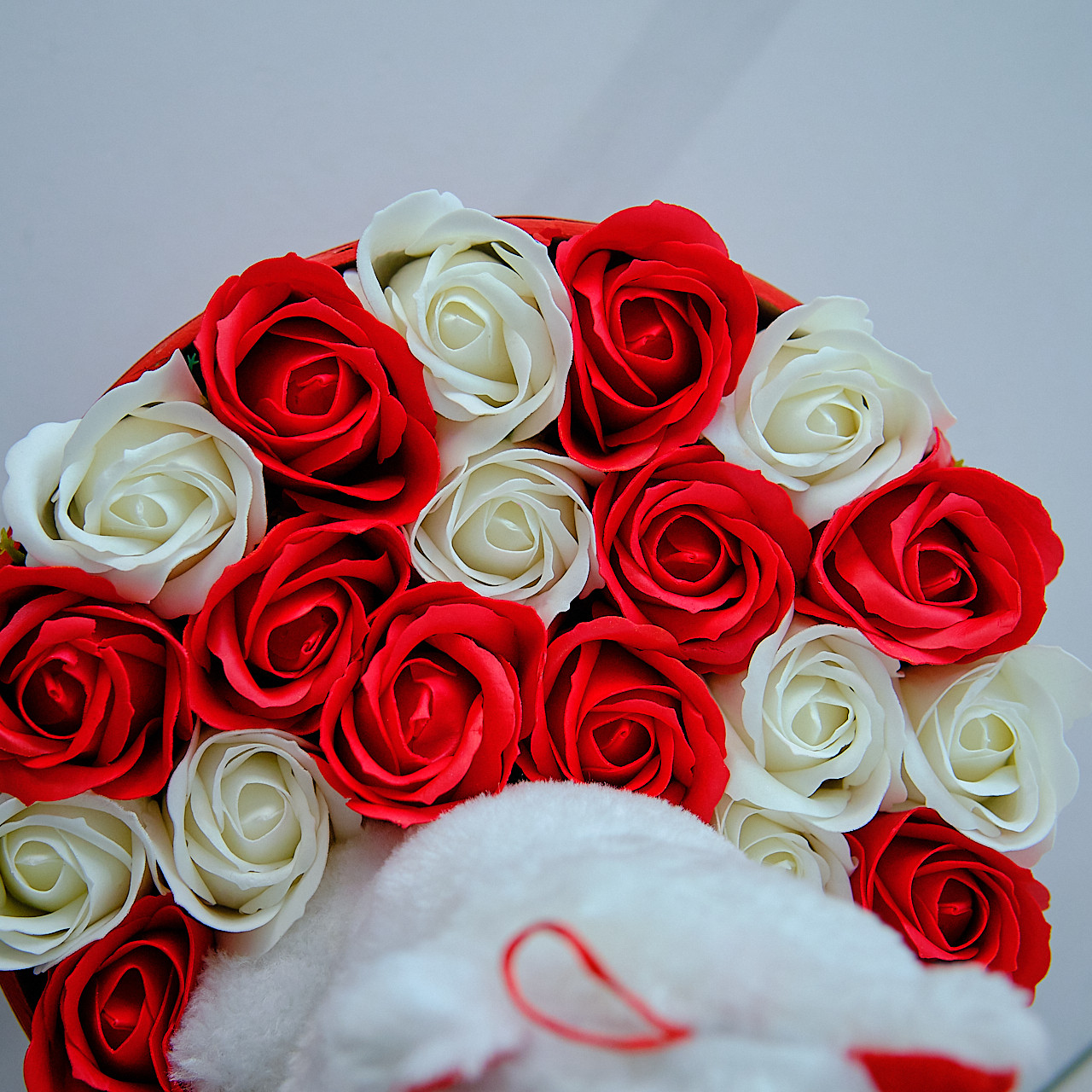 Aranjament floral cu trandafiri de sapun rosu - alb si ursulet cu mesaj de dragoste, in cutie ...