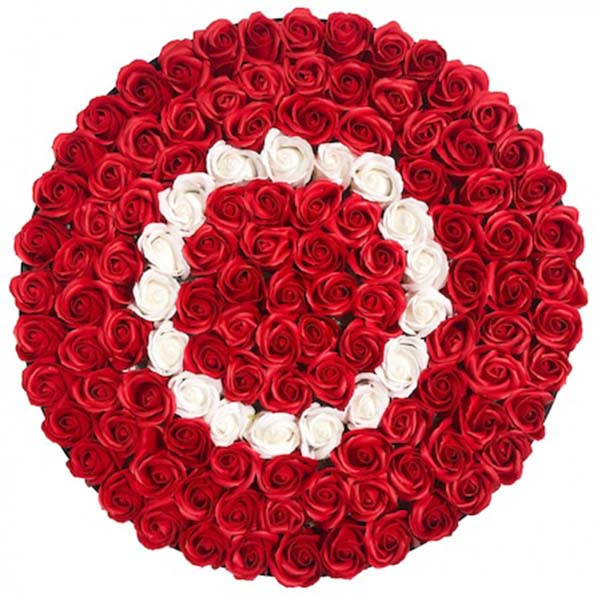 Aranjament floral personalizat cu litera cutie rotunda neagra cu 125 trandafiri de sapun, O