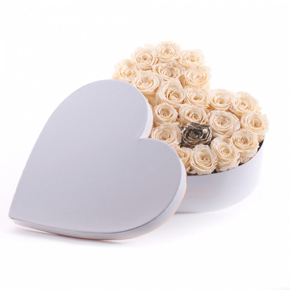 Aranjament floral crem in cutie inima alba cu trandafiri sapun