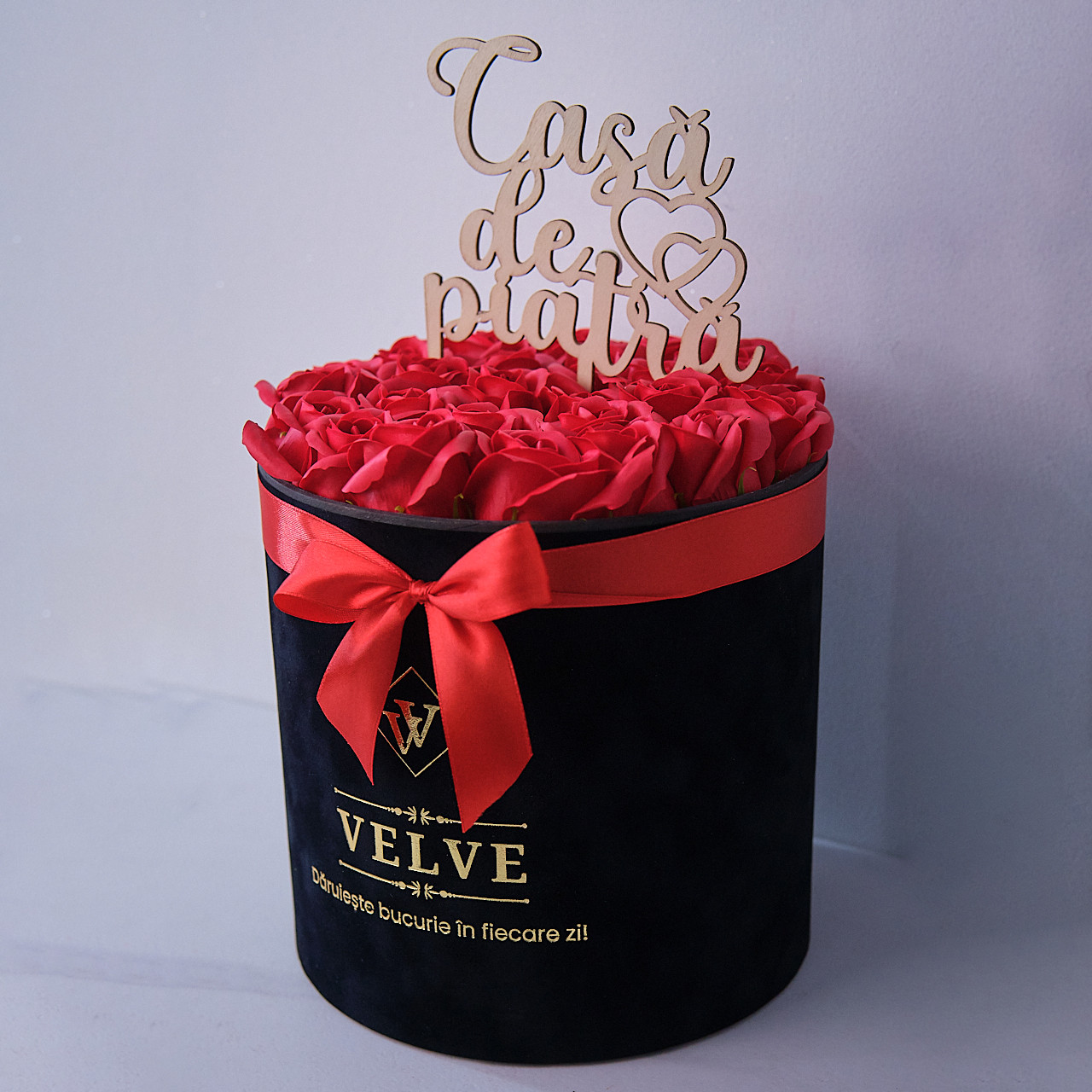 Aranjament floral in cutie rotunda neagra, cu 25 trandafiri rosii din sapun si mesaj "Casa de ...
