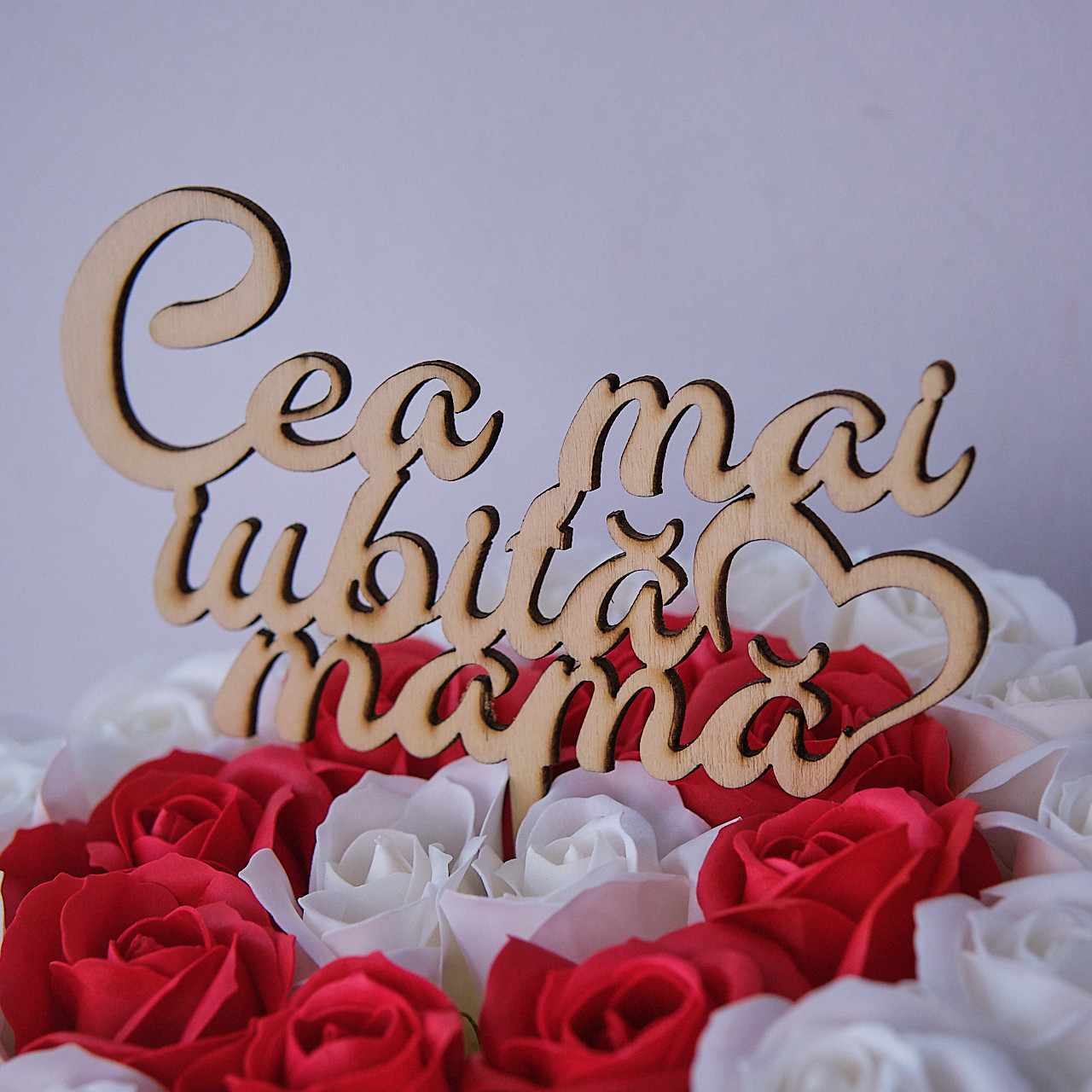 Aranjament floral in cutie rotunda rosie, cu 25 trandafiri albi/rosii din sapun si mesaj "Cea ...