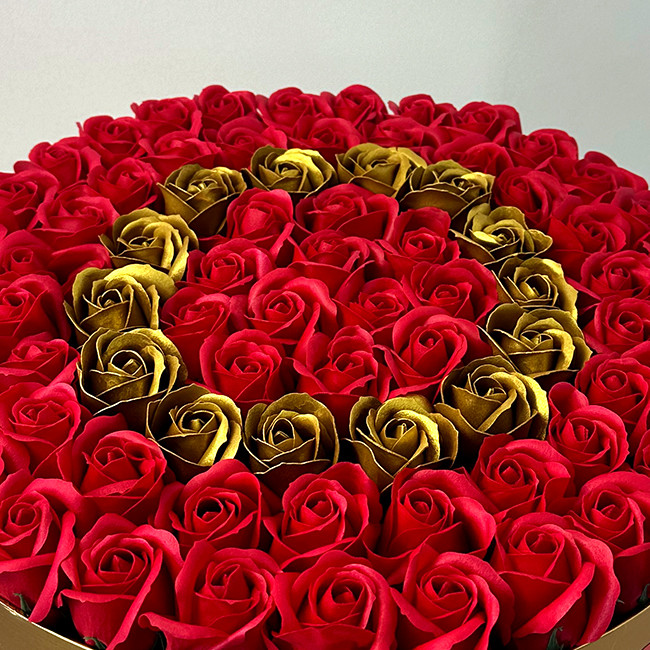 Aranjament floral personalizat cu litera O, in cutie rotunda aurie cu 75 trandafiri de sapun