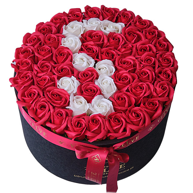 Aranjament Floral Etern personalizat cu litera S, in cutie rotunda neagra cu 55 trandafiri de sapun