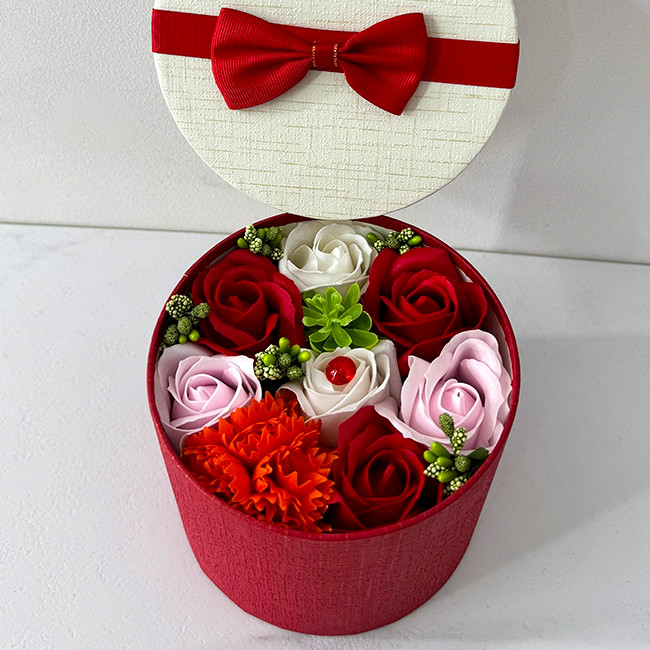 Aranjament floral Olla in cutie rotunda rosie, cu trandafiri si garoafa de sapun, stamine ...