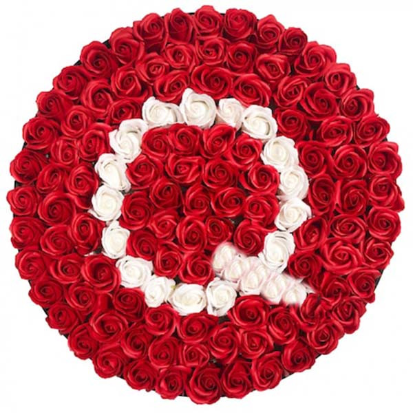 Aranjament floral personalizat cu litera cutie rotunda neagra cu 101 trandafiri de sapun, Q