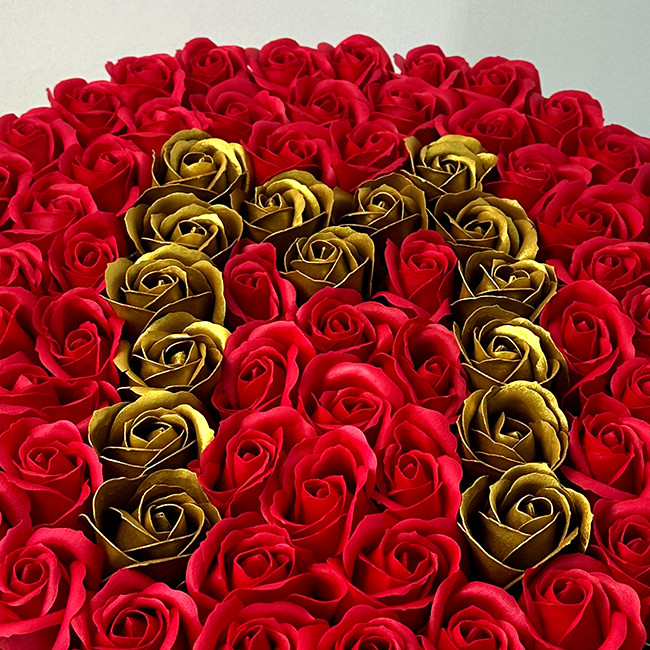 Aranjament floral personalizat cu litera M, in cutie rotunda aurie cu 55 trandafiri de sapun