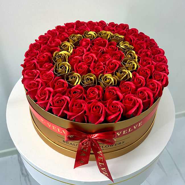 Aranjament floral personalizat cu litera O, in cutie rotunda aurie cu 55 trandafiri de sapun