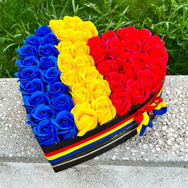 Aranjament floral Tricolor, in cutie neagra cu forma de inima, cu 43 ...