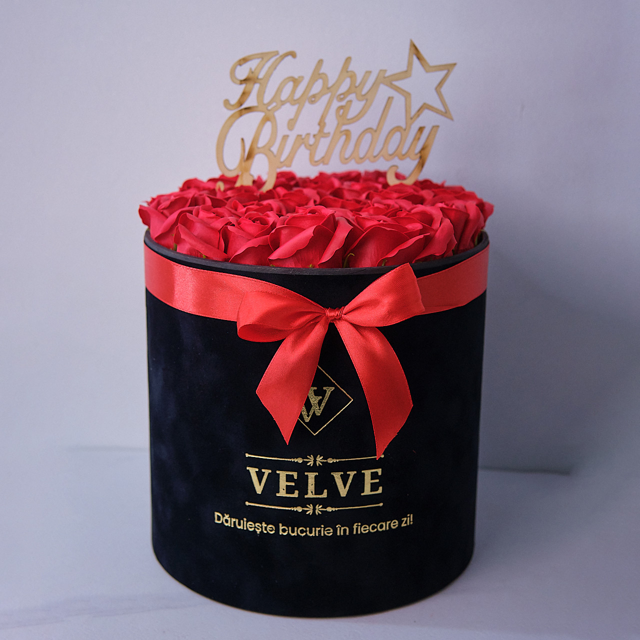 Aranjament floral in cutie rotunda neagra, cu 25 trandafiri rosii din sapun si mesaj "Happy ...
