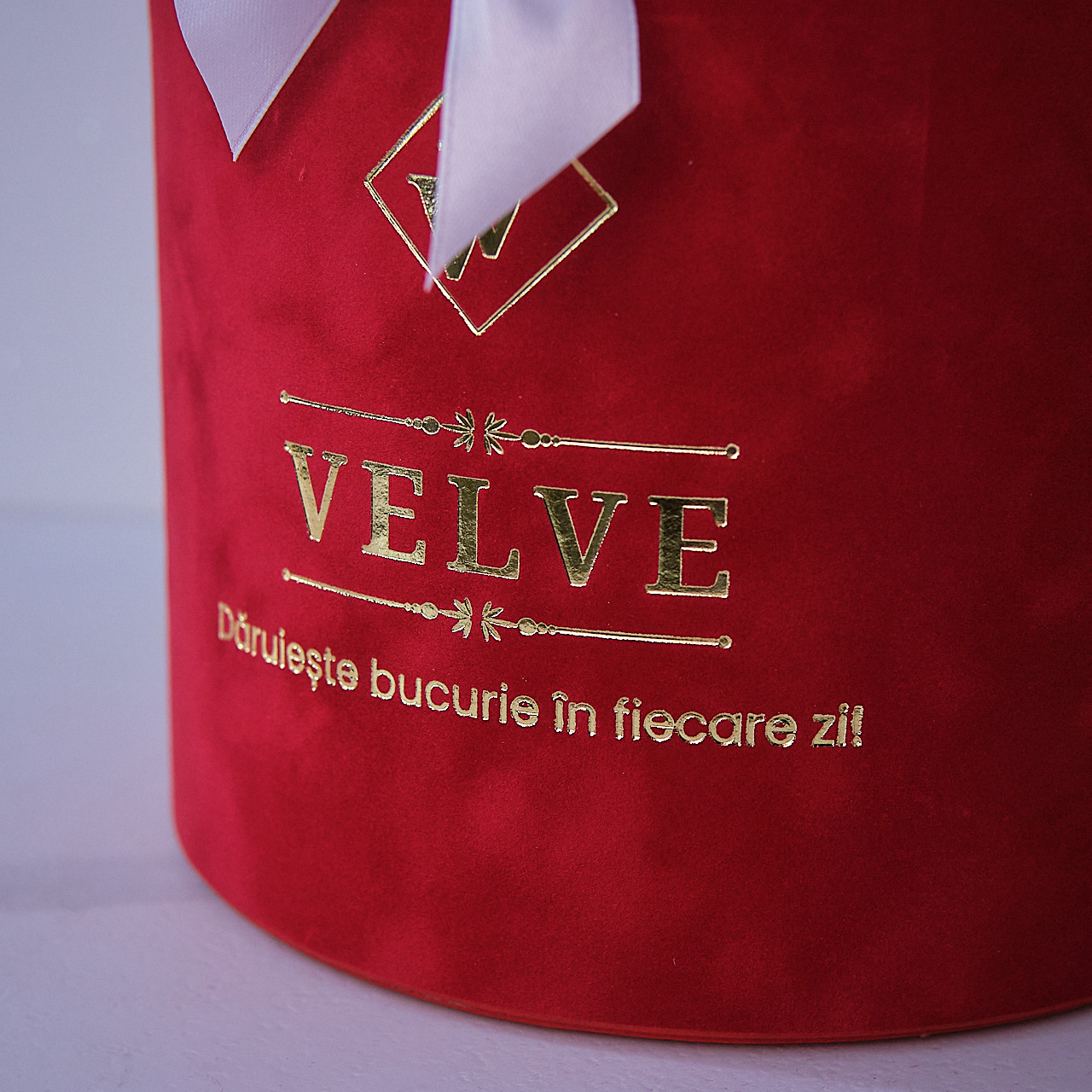 Aranjament floral in cutie rotunda rosie, cu 25 trandafiri albi/rosii din sapun si mesaj "Cea ...