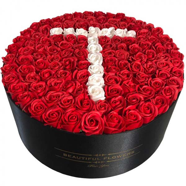 Aranjament floral personalizat cu litera, cutie rotunda neagra cu 125 trandafiri de sapun, T