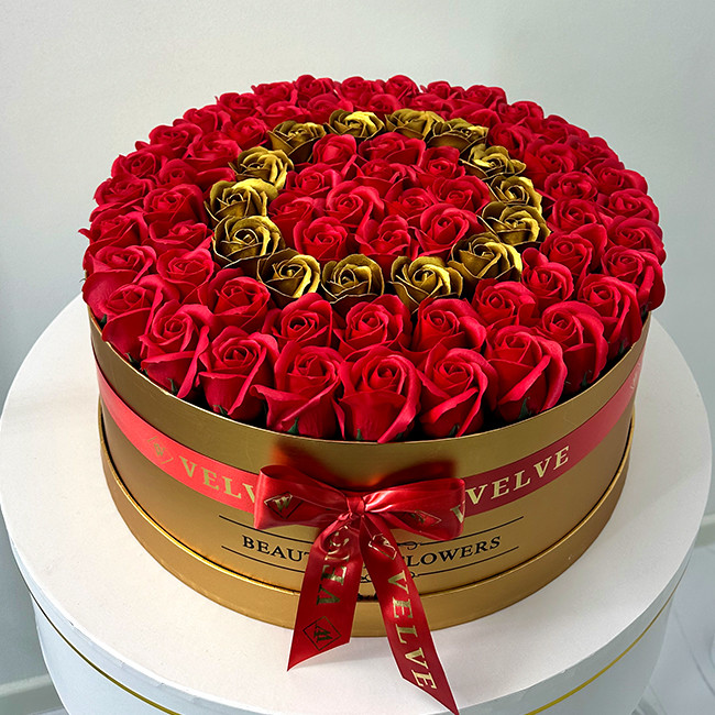 Aranjament floral personalizat cu litera O, in cutie rotunda aurie cu 55 trandafiri de sapun