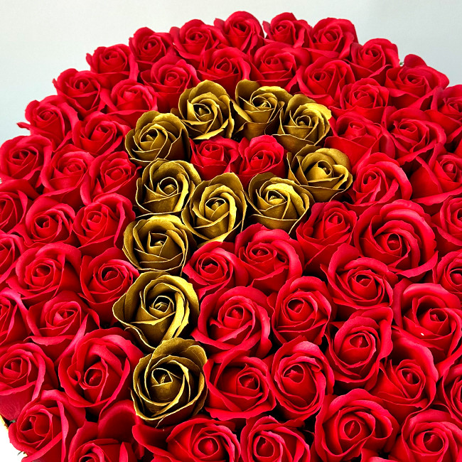 Aranjament floral personalizat cu litera P, in cutie rotunda aurie cu 55 trandafiri de sapun