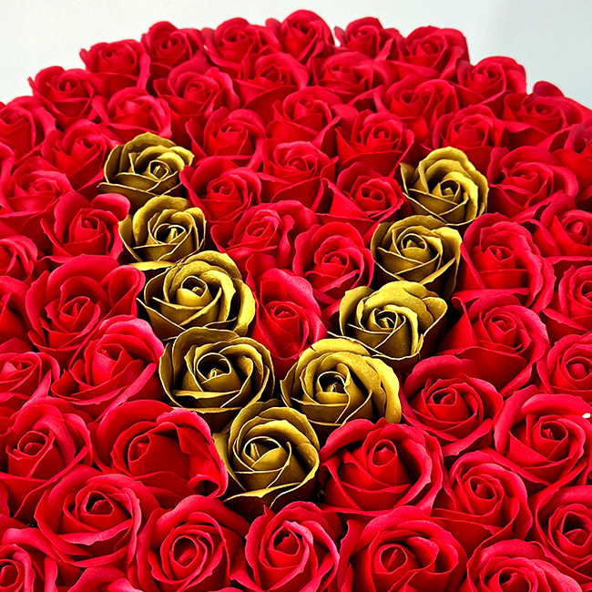 Aranjament floral personalizat cu litera V, in cutie rotunda aurie cu 55 trandafiri de sapun