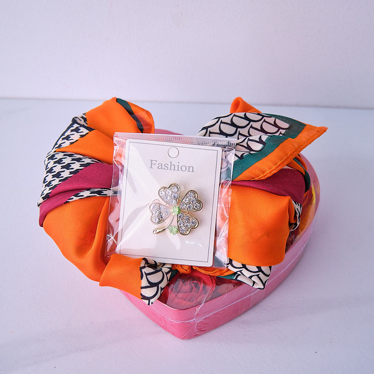 Pachet cadou Good Luck, cu brosa trifoi, esarfa satinata si cutie ...