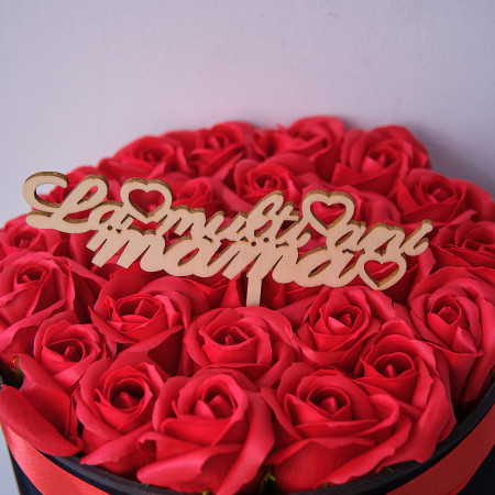 Aranjament floral in cutie rotunda neagra, cu 25 trandafiri rosii din sapun si mesaj "La multi ...