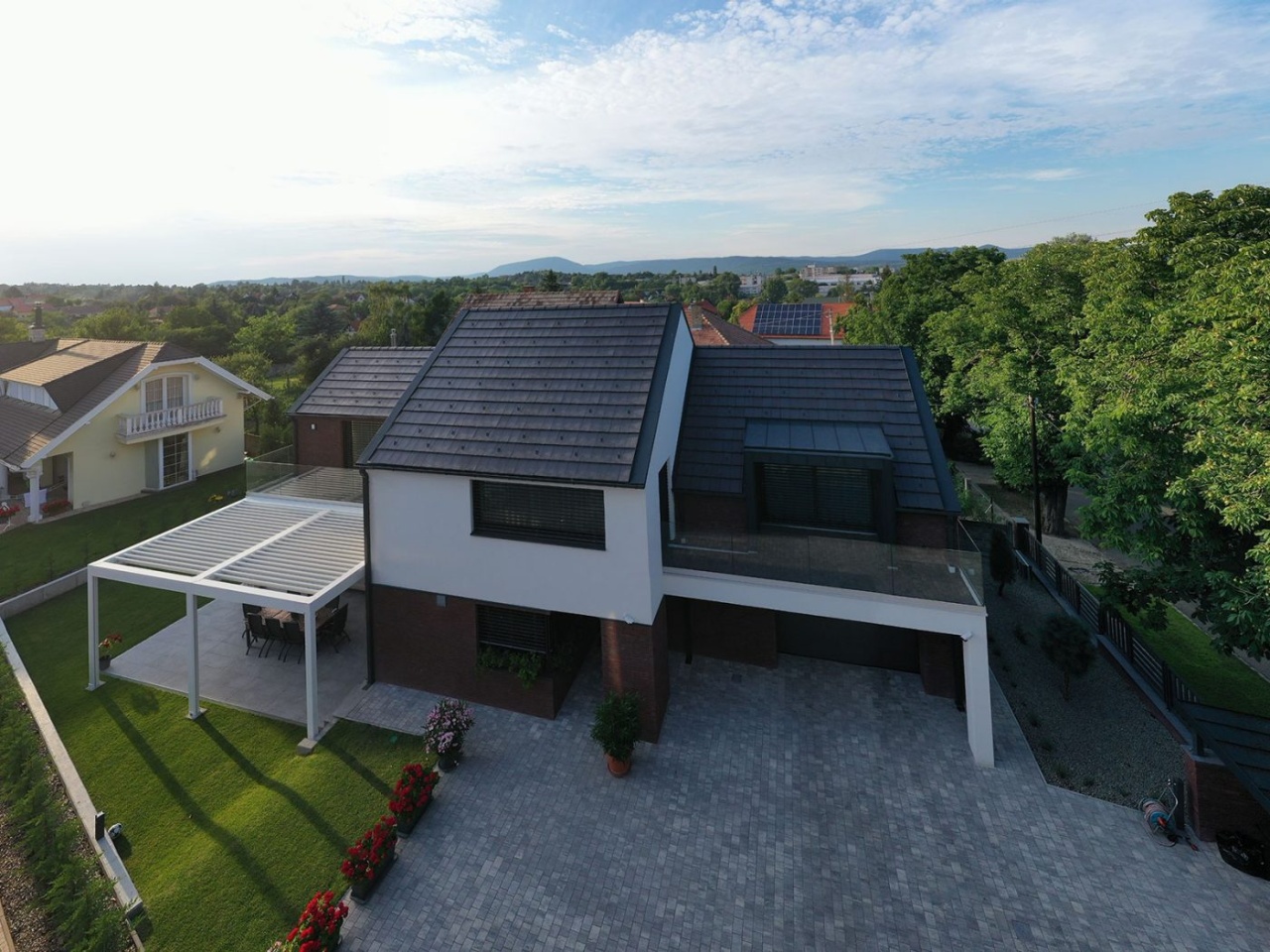 Tigla solzi Tondach cu taiere semicirculara albastru deschis lucios