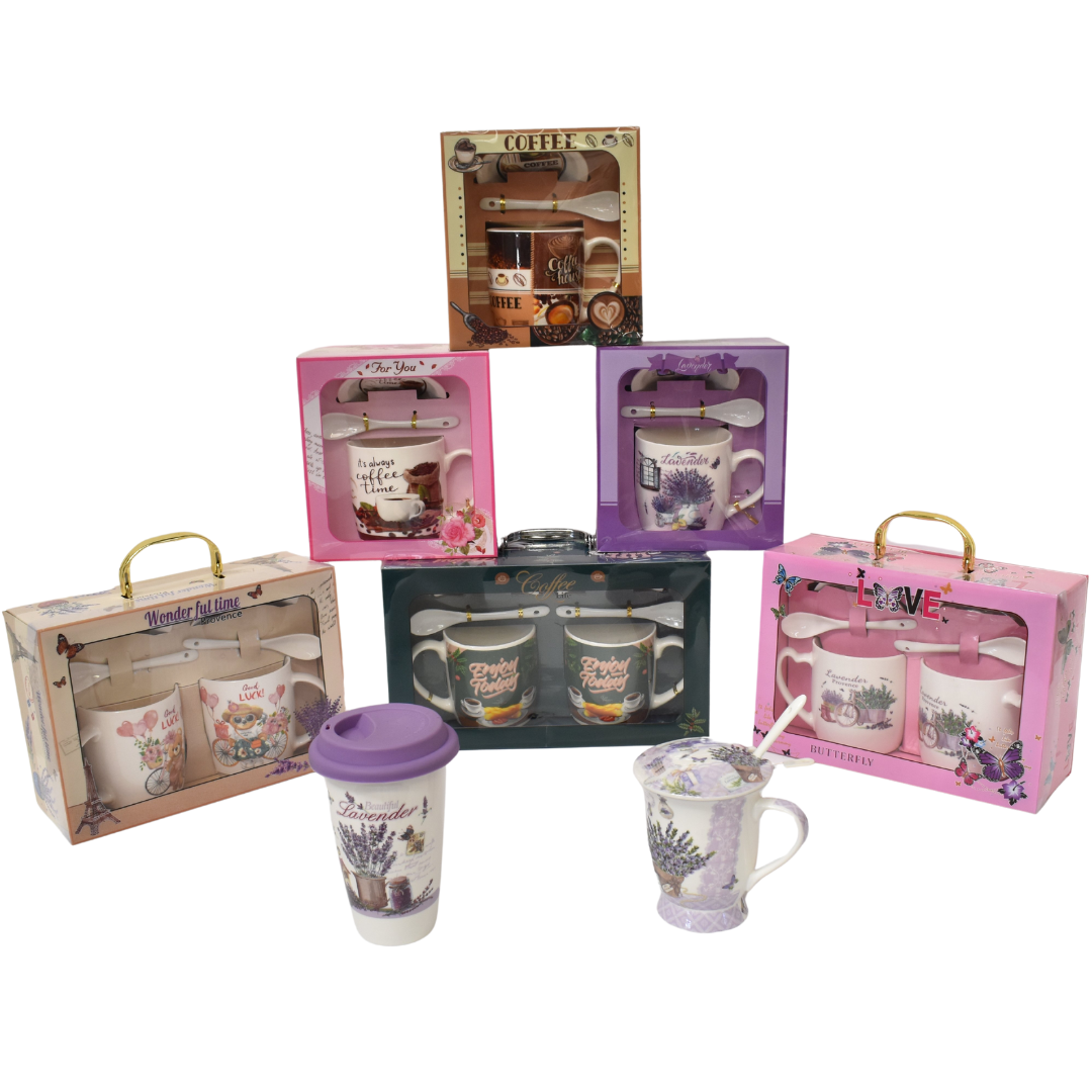 Aranjarea mesei cu pahare, cani de cafea, cesti de ceai, mojar, carafa ...