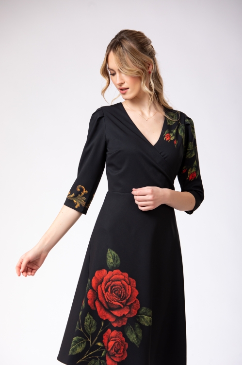 Rochie eleganta cu bust petrecut imprimata Noir Rose