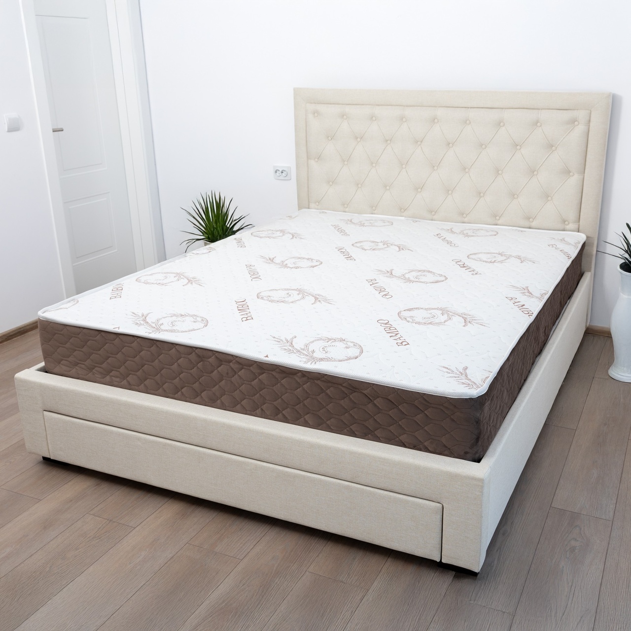Set pat matrimonial cu sertar Austin, elemente lemn masiv, tapitat cu ...