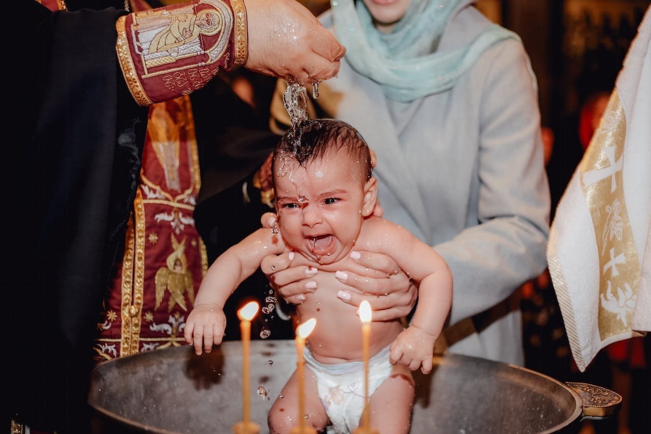 3 ritualuri prezente la botezul bebelusului, indiferent de religie