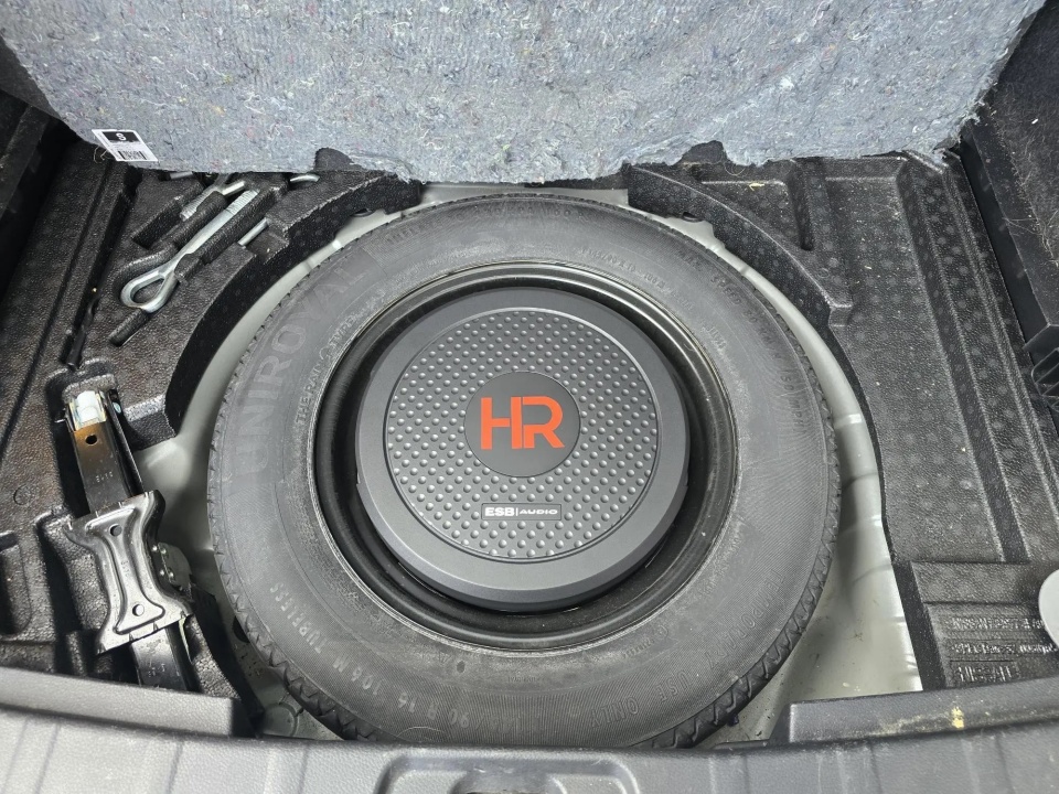 Subwoofer auto activ ESB HR 11 SW 260mm 200W RMS INSTALARE LA ROATA DE REZERVA