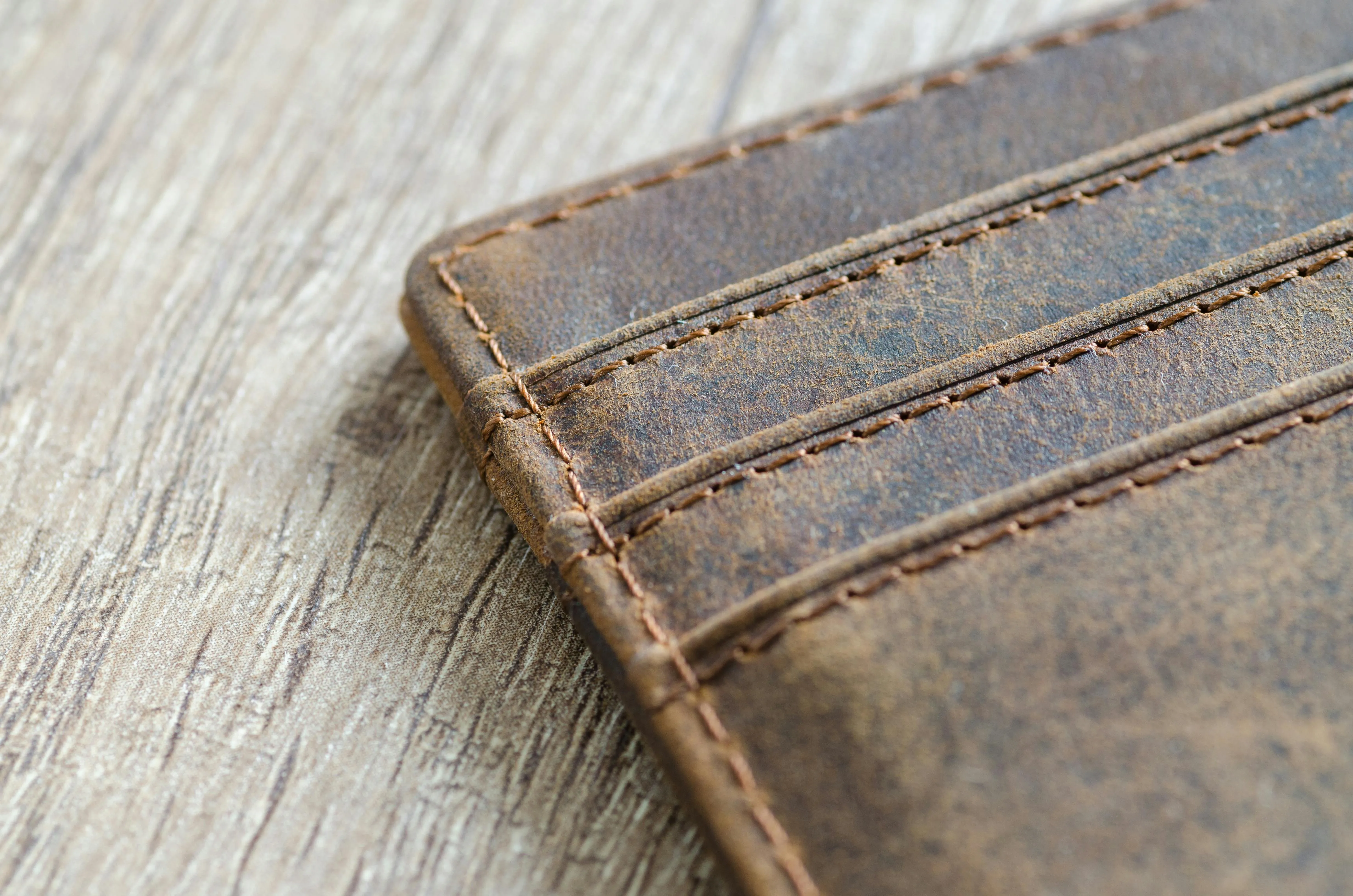 Portofel handmade România: De ce să alegi fabricație locală? | 2025
