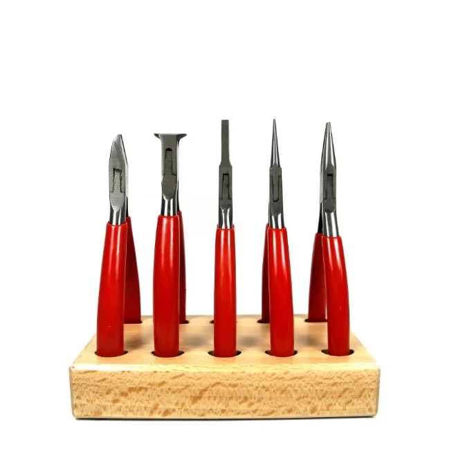 Jewel District - Clesti si foarfeci